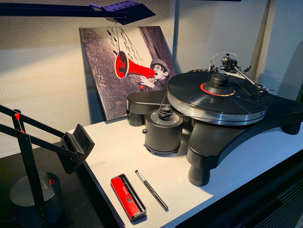 Usher R-1.5 Stereo Amplifier - Positive Feedback